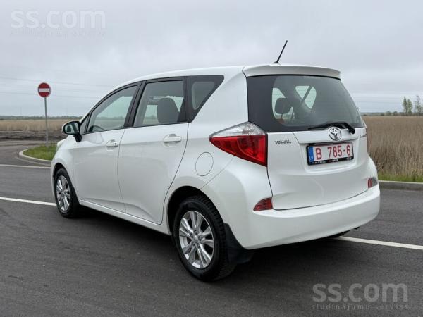 White Toyota Verso-S 2011 in Liepaja, with an engine capacity of 1.30 L and mileage of 34 thousand km for 6600 €, photo 4 on AUTOMOTO.COM.LV