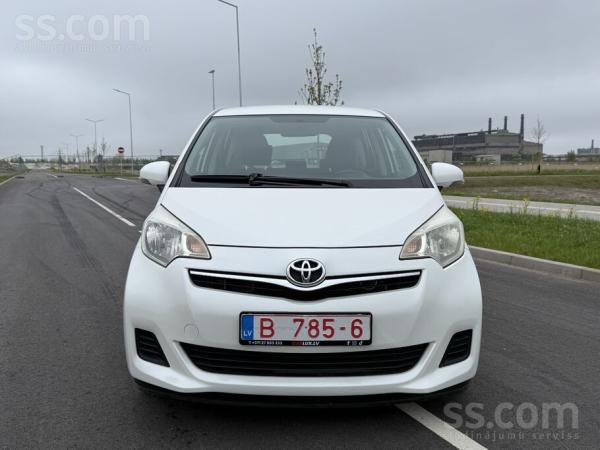 White Toyota Verso-S 2011 in Liepaja, with an engine capacity of 1.30 L and mileage of 34 thousand km for 6600 €, photo 7 on AUTOMOTO.COM.LV