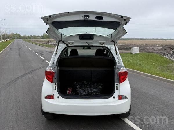 White Toyota Verso-S 2011 in Liepaja, with an engine capacity of 1.30 L and mileage of 34 thousand km for 6600 €, photo 9 on AUTOMOTO.COM.LV
