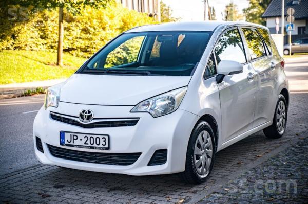 Toyota Verso-S 2011 Rīga vietnē Balts Toyota Verso-S 2011 Rīga, ar dzinēja tilpumu 1.30 L un nobraukumu 180 tūkst. km par 3990 €, foto 1 vietnē AUTOMOTO.COM.LV
