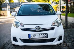 Белый Тойота Verso-S 2011 в Рига, объемом двигателя 1.30 л и пробегом 180 тыс. км за 3990 €, фото 3 на AUTOMOTO.COM.LV