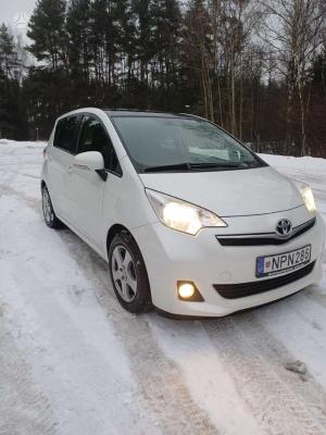 Balts Toyota Verso-S 2012 Ukmergė, ar dzinēja tilpumu 1.40 L un nobraukumu 177 tūkst. km par 4999 €, foto  vietnē AUTOMOTO.COM.LV
