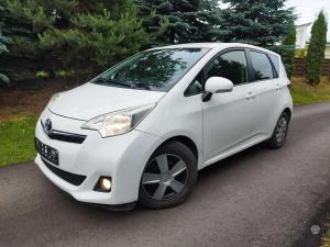 Balts Toyota Verso-S 2013 Utena, ar dzinēja tilpumu 1.36 L un nobraukumu 221 tūkst. km par 4600 €, foto  vietnē AUTOMOTO.COM.LV