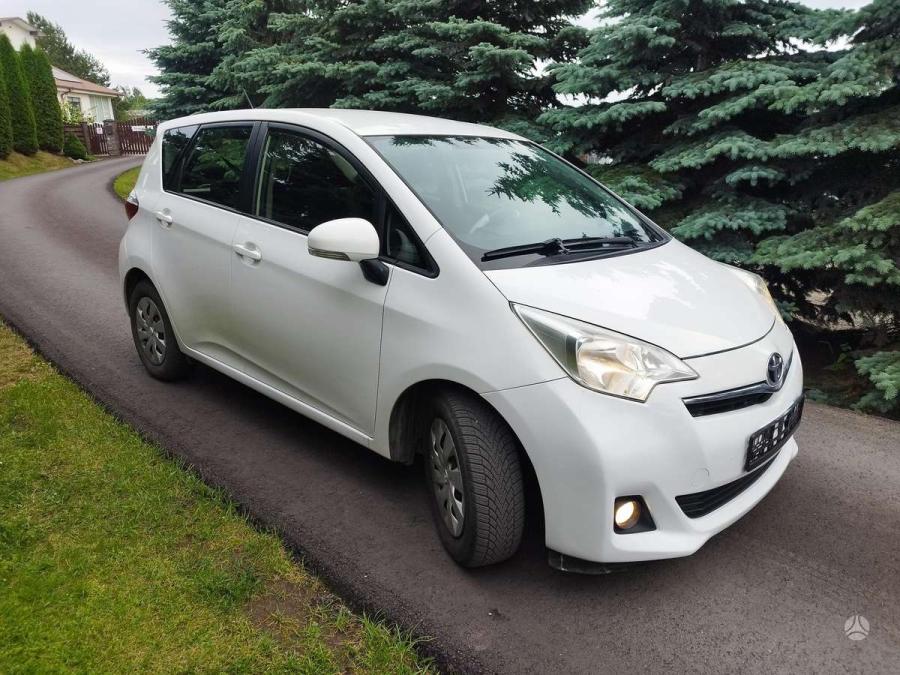 Balts Toyota Verso-S 2013 Utena, ar dzinēja tilpumu 1.36 L un nobraukumu 221 tūkst. km par 4600 €, foto 3 vietnē AUTOMOTO.COM.LV