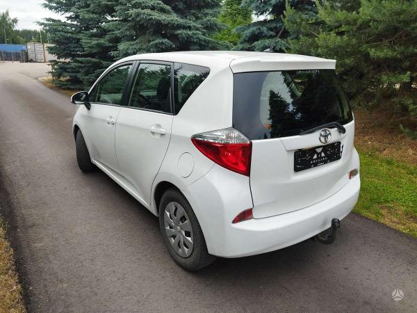 White Toyota Verso-S 2013 in Utena, with an engine capacity of 1.36 L and mileage of 221 thousand km for 4600 €, photo 3 on AUTOMOTO.COM.LV