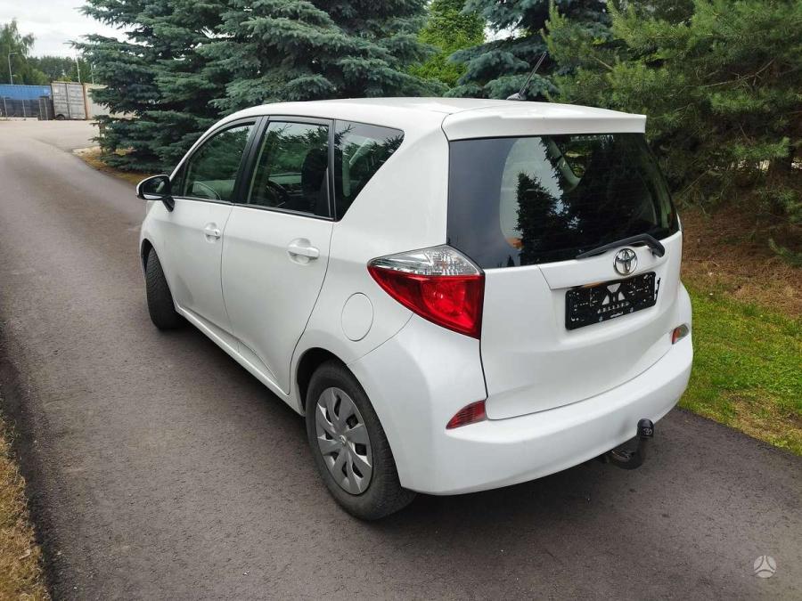 Balts Toyota Verso-S 2013 Utena, ar dzinēja tilpumu 1.36 L un nobraukumu 221 tūkst. km par 4600 €, foto 4 vietnē AUTOMOTO.COM.LV