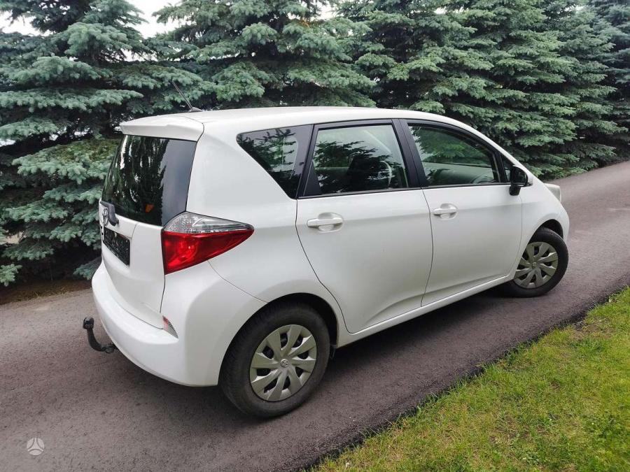 Balts Toyota Verso-S 2013 Utena, ar dzinēja tilpumu 1.36 L un nobraukumu 221 tūkst. km par 4600 €, foto 5 vietnē AUTOMOTO.COM.LV