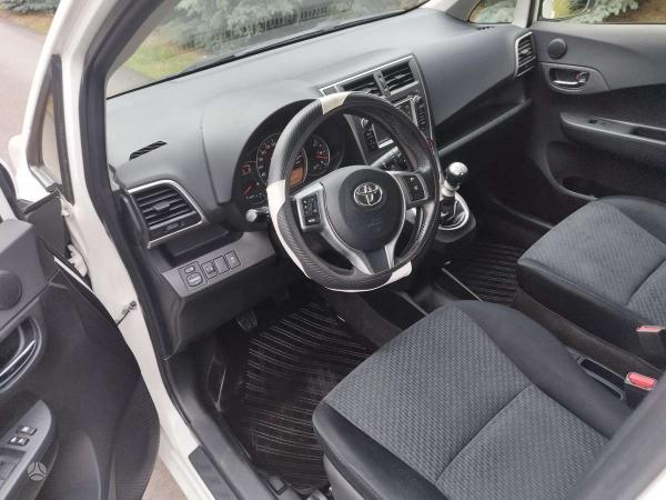 White Toyota Verso-S 2013 in Utena, with an engine capacity of 1.36 L and mileage of 221 thousand km for 4600 €, photo 5 on AUTOMOTO.COM.LV