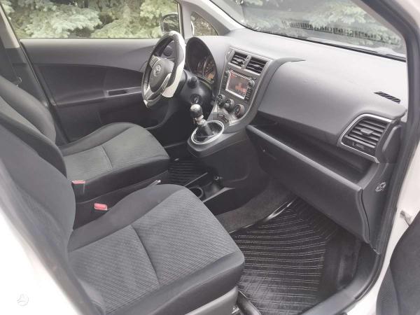 White Toyota Verso-S 2013 in Utena, with an engine capacity of 1.36 L and mileage of 221 thousand km for 4600 €, photo 6 on AUTOMOTO.COM.LV