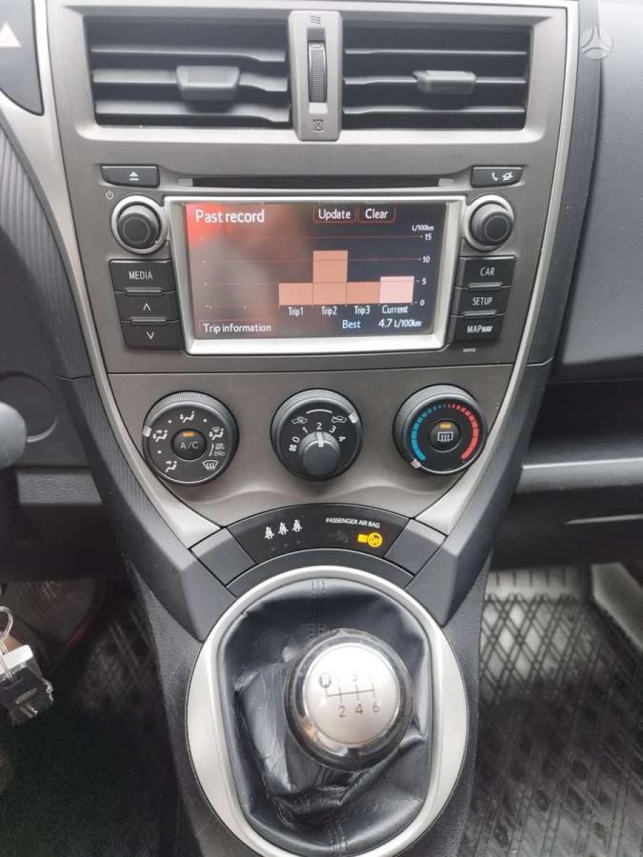 Balts Toyota Verso-S 2013 Utena, ar dzinēja tilpumu 1.36 L un nobraukumu 221 tūkst. km par 4600 €, foto 8 vietnē AUTOMOTO.COM.LV