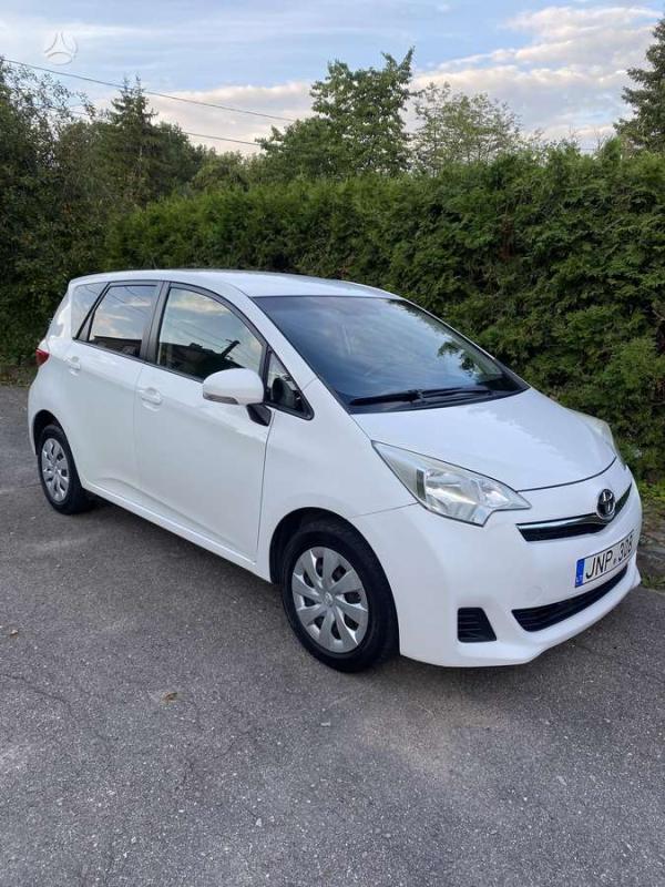 Balts Toyota Verso-S 2013 Kauņa, ar dzinēja tilpumu 1.33 L un nobraukumu 190 tūkst. km par 4900 €, foto 1 vietnē AUTOMOTO.COM.LV