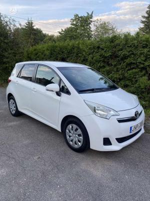 White Toyota Verso-S 2013 in Kaunas, with an engine capacity of 1.33 L and mileage of 190 thousand km for 4900 €, photo  on AUTOMOTO.COM.LV