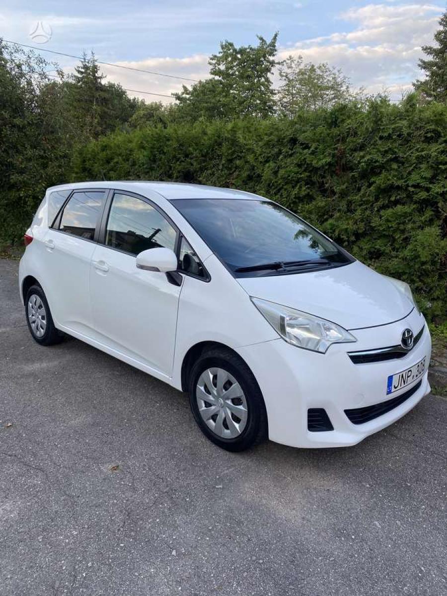 Balts Toyota Verso-S 2013 Kauņa, ar dzinēja tilpumu 1.33 L un nobraukumu 190 tūkst. km par 4900 €, foto 1 vietnē AUTOMOTO.COM.LV