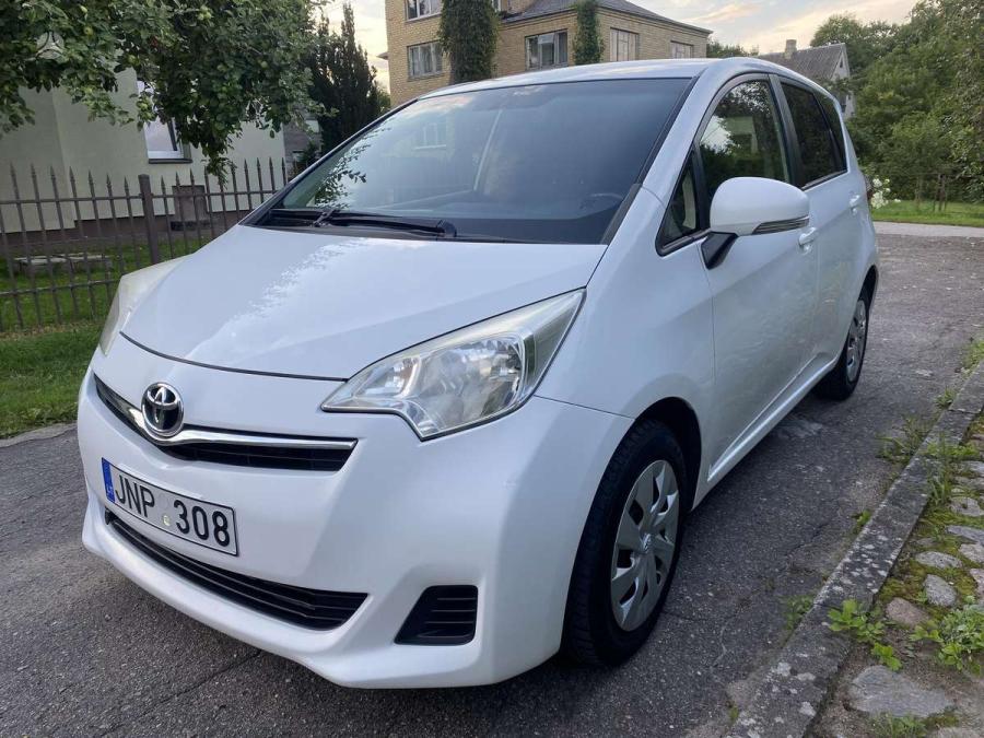 Balts Toyota Verso-S 2013 Kauņa, ar dzinēja tilpumu 1.33 L un nobraukumu 190 tūkst. km par 4900 €, foto 3 vietnē AUTOMOTO.COM.LV