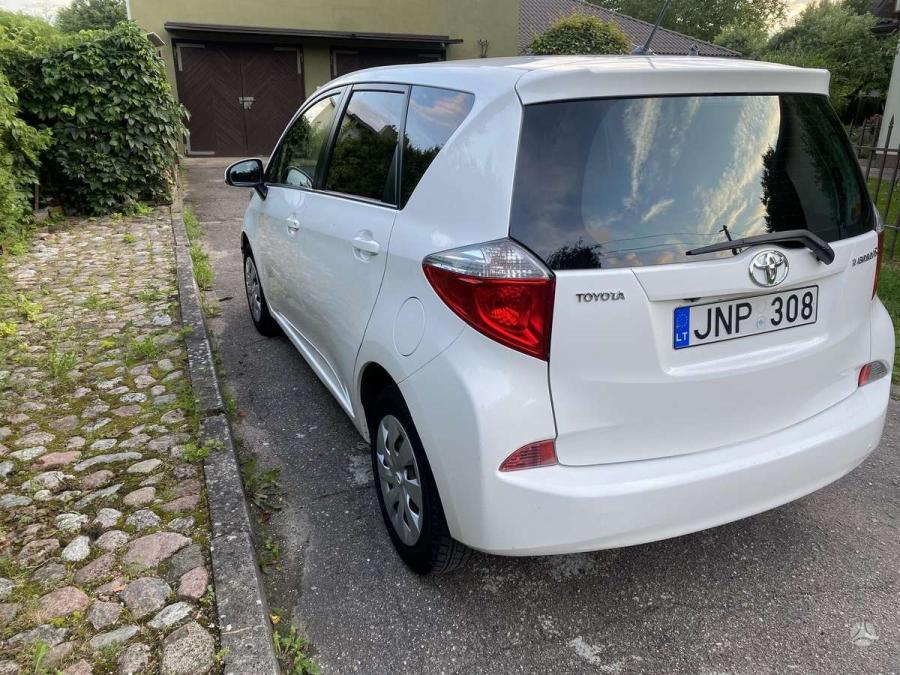 Balts Toyota Verso-S 2013 Kauņa, ar dzinēja tilpumu 1.33 L un nobraukumu 190 tūkst. km par 4900 €, foto 5 vietnē AUTOMOTO.COM.LV