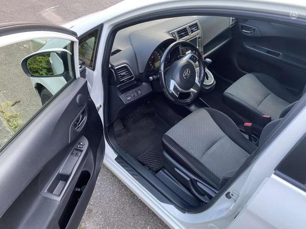 Balts Toyota Verso-S 2013 Kauņa, ar dzinēja tilpumu 1.33 L un nobraukumu 190 tūkst. km par 4900 €, foto 6 vietnē AUTOMOTO.COM.LV