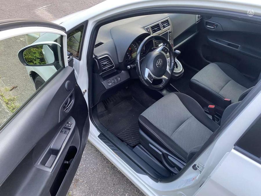 Balts Toyota Verso-S 2013 Kauņa, ar dzinēja tilpumu 1.33 L un nobraukumu 190 tūkst. km par 4900 €, foto 7 vietnē AUTOMOTO.COM.LV