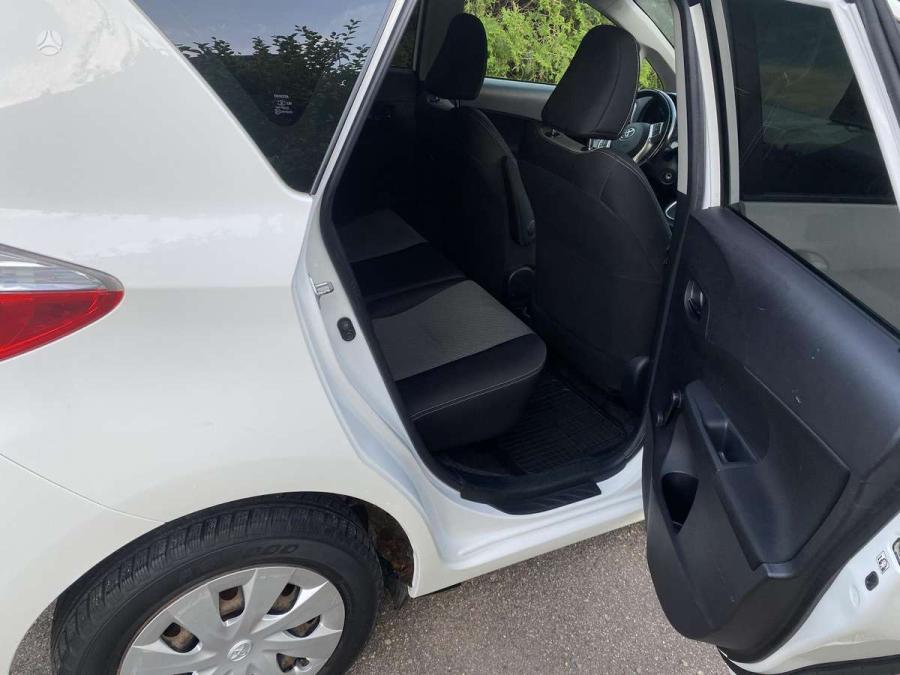 Balts Toyota Verso-S 2013 Kauņa, ar dzinēja tilpumu 1.33 L un nobraukumu 190 tūkst. km par 4900 €, foto 8 vietnē AUTOMOTO.COM.LV