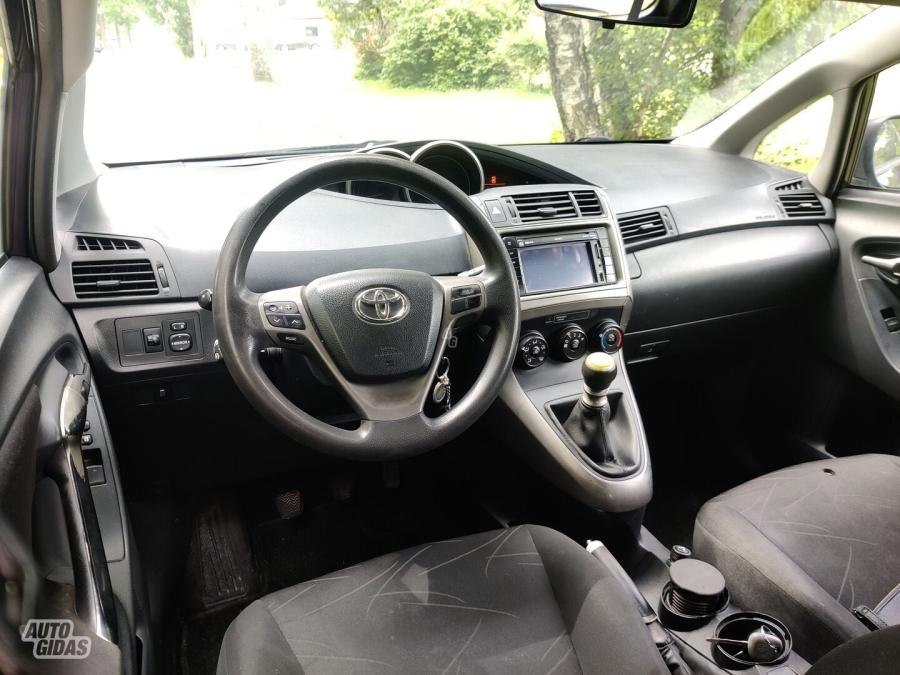Toyota Verso 2010 in Siauliai, with an engine capacity of 2.00 L and mileage of 350 thousand km for 2850 €, photo 6 on AUTOMOTO.COM.LV