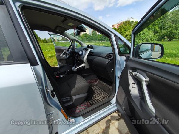 Toyota Verso 2011 in Tallinn, with an engine capacity of 2.20 L and mileage of 443 thousand km for 2600 €, photo 7 on AUTOMOTO.COM.LV