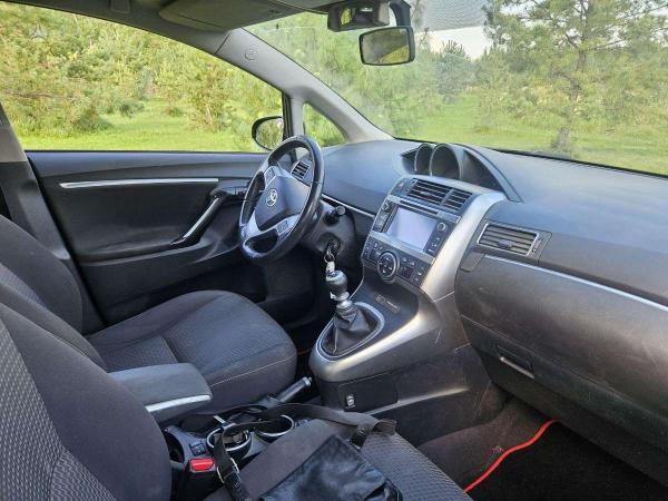 Violet Toyota Verso 2015 in Vilnius, with an engine capacity of 1.60 L and mileage of 271 thousand km for 4900 €, photo 9 on AUTOMOTO.COM.LV