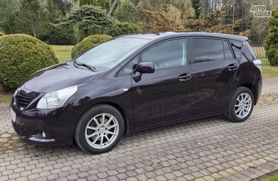 Violets Toyota Verso 2010 Telšiai, ar dzinēja tilpumu 2.20 L un nobraukumu 239 tūkst. km par 3950 €, foto 4 vietnē AUTOMOTO.COM.LV