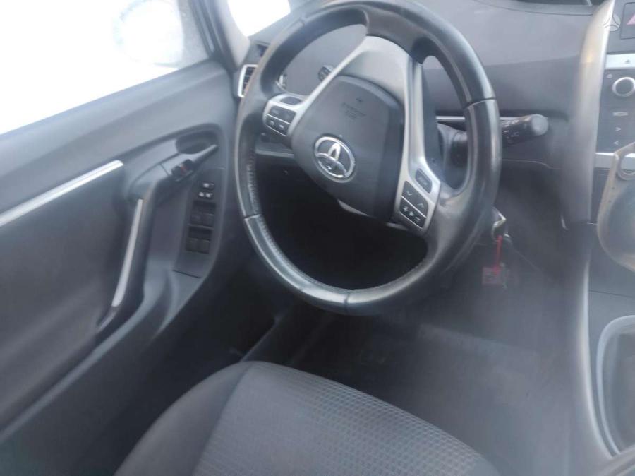 Violet Toyota Verso 2015 in Kaunas, with an engine capacity of 1.60 L and mileage of 120 thousand km for 2950 €, photo 10 on AUTOMOTO.COM.LV
