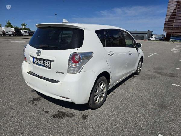 Balts Toyota Verso 2012 Klaipėda, ar dzinēja tilpumu 2.00 L un nobraukumu 332 tūkst. km par 2900 €, foto 3 vietnē AUTOMOTO.COM.LV