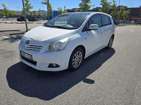 Balts Toyota Verso 2012 Klaipėda, ar dzinēja tilpumu 2.00 L un nobraukumu 332 tūkst. km par 2900 €, foto 1 vietnē AUTOMOTO.COM.LV