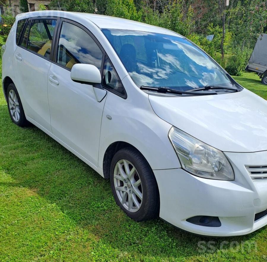 White Toyota Verso 2011 in Jekabpils, with an engine capacity of 2.00 L and mileage of 265 thousand km for 2700 €, photo 3 on AUTOMOTO.COM.LV