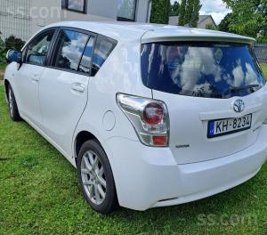 White Toyota Verso 2011 in Jekabpils, with an engine capacity of 2.00 L and mileage of 265 thousand km for 2700 €, photo 4 on AUTOMOTO.COM.LV