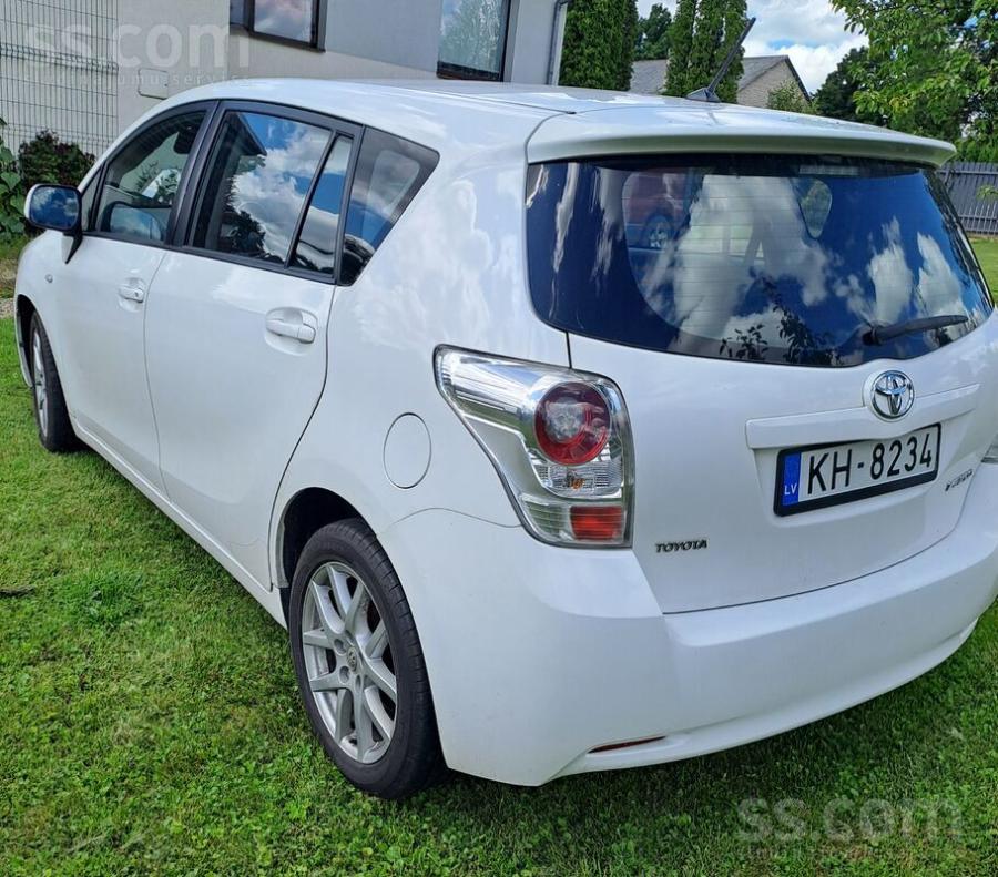 White Toyota Verso 2011 in Jekabpils, with an engine capacity of 2.00 L and mileage of 265 thousand km for 2700 €, photo 4 on AUTOMOTO.COM.LV