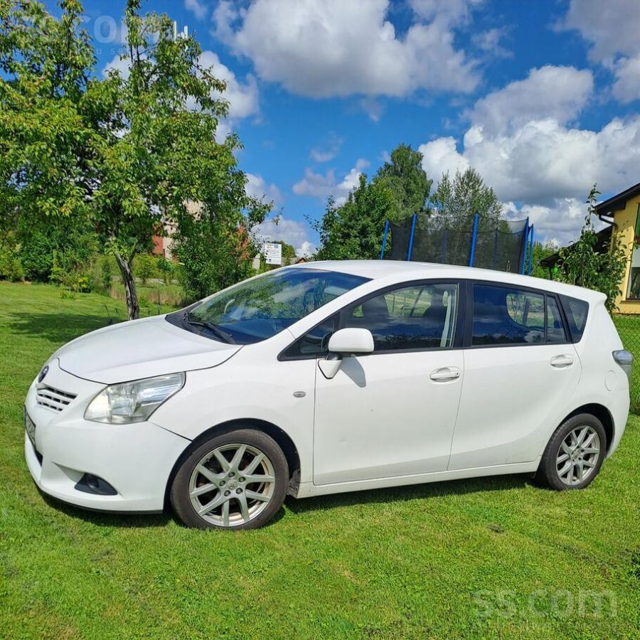 White Toyota Verso 2011 in Jekabpils, with an engine capacity of 2.00 L and mileage of 265 thousand km for 2700 €, photo 5 on AUTOMOTO.COM.LV
