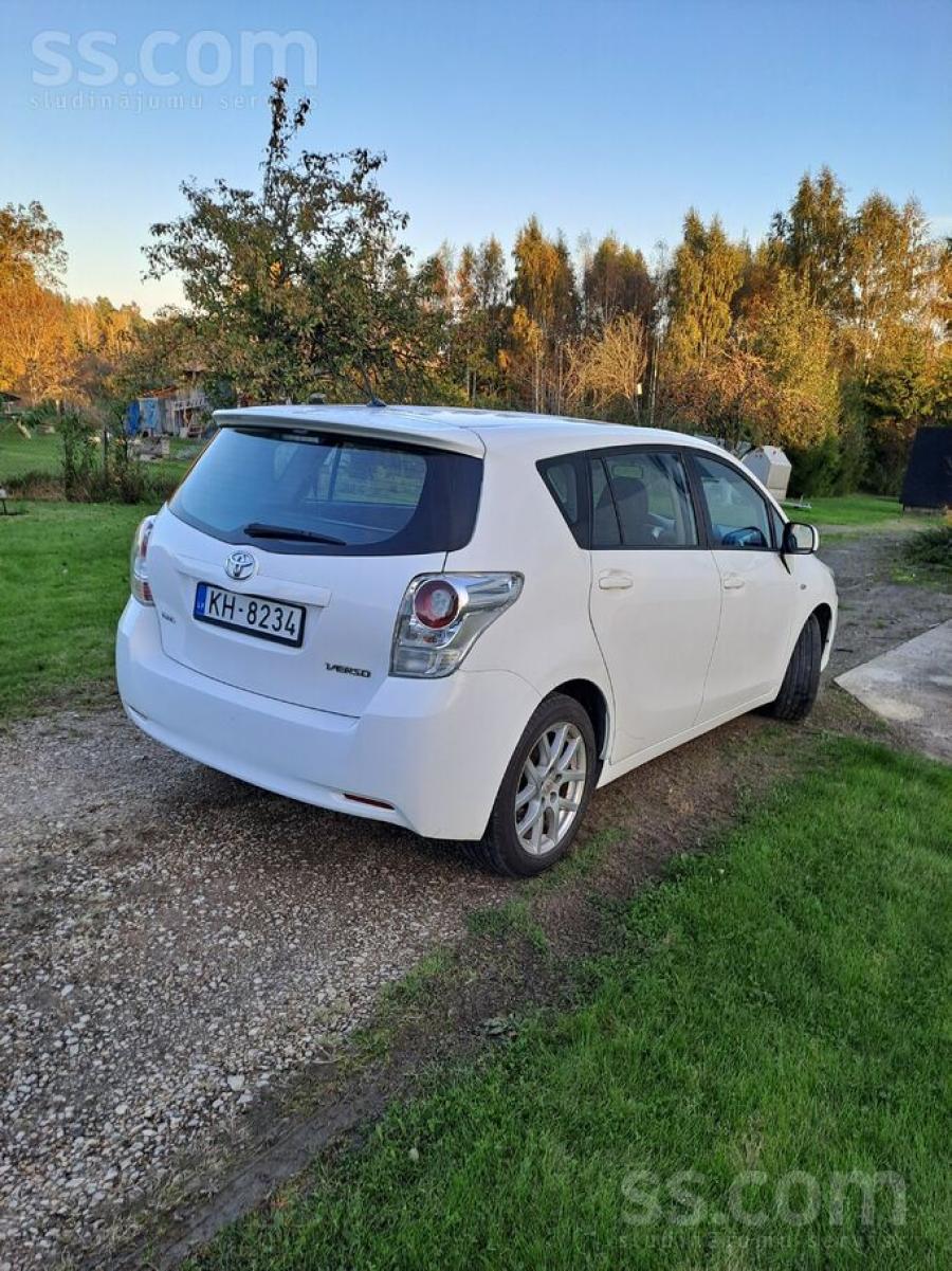 White Toyota Verso 2011 in Jekabpils, with an engine capacity of 2.00 L and mileage of 266 thousand km for 2650 €, photo 3 on AUTOMOTO.COM.LV