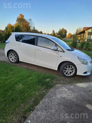 White Toyota Verso 2011 in Jekabpils, with an engine capacity of 2.00 L and mileage of 266 thousand km for 2650 €, photo 4 on AUTOMOTO.COM.LV