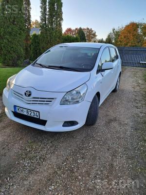 White Toyota Verso 2011 in Jekabpils, with an engine capacity of 2.00 L and mileage of 266 thousand km for 2650 €, photo 5 on AUTOMOTO.COM.LV