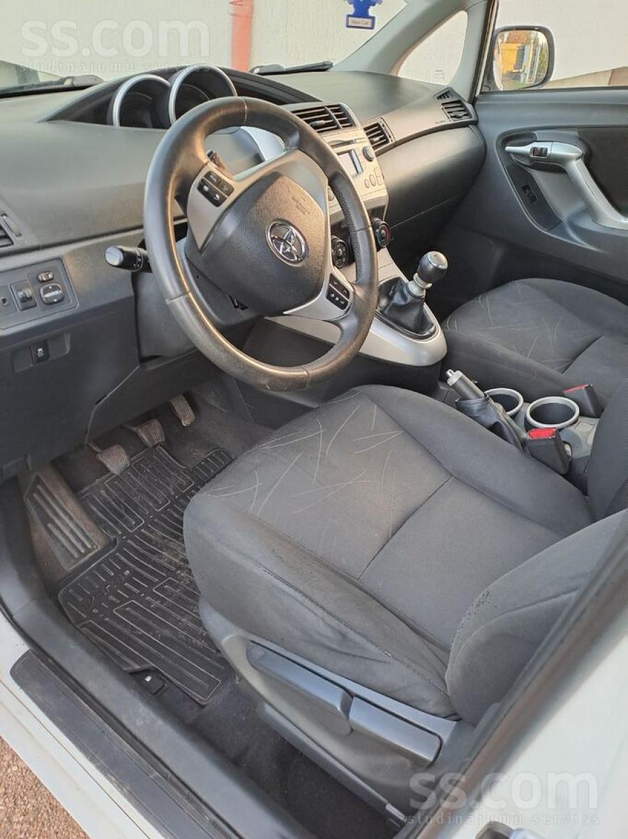 White Toyota Verso 2011 in Jekabpils, with an engine capacity of 2.00 L and mileage of 266 thousand km for 2650 €, photo 6 on AUTOMOTO.COM.LV