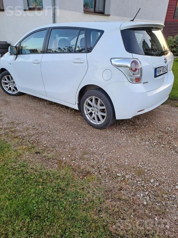 Balts Toyota Verso 2011 Jēkabpils, ar dzinēja tilpumu 2.00 L un nobraukumu 266 tūkst. km par 2650 €, foto 1 vietnē AUTOMOTO.COM.LV