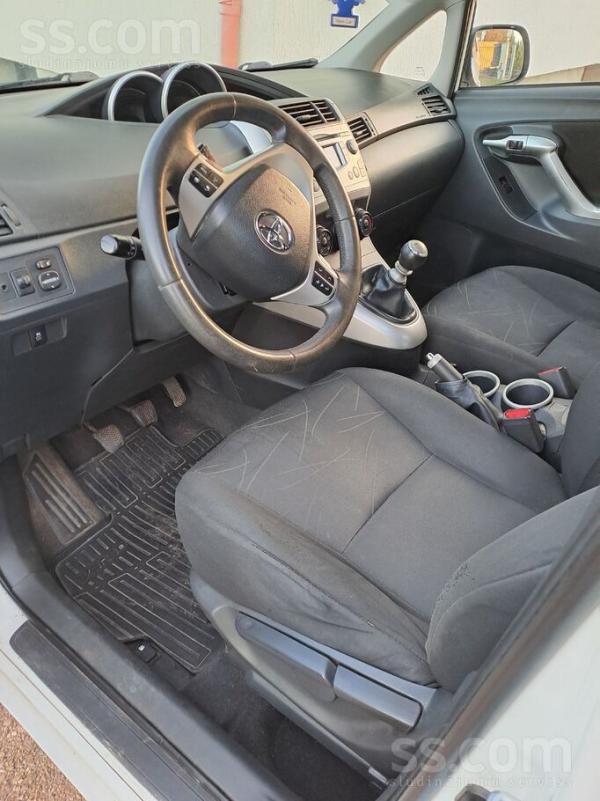 Balts Toyota Verso 2011 Jēkabpils, ar dzinēja tilpumu 2.00 L un nobraukumu 266 tūkst. km par 2650 €, foto 6 vietnē AUTOMOTO.COM.LV
