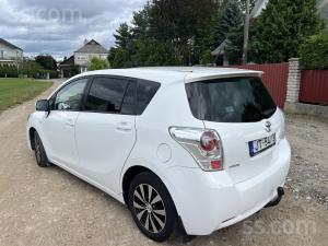 White Toyota Verso 2012 in Daugavpils, with an engine capacity of 2.00 L and mileage of 300 thousand km for 3990 €, photo 4 on AUTOMOTO.COM.LV