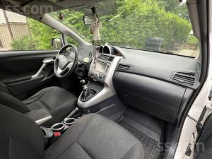 White Toyota Verso 2012 in Daugavpils, with an engine capacity of 2.00 L and mileage of 300 thousand km for 3990 €, photo 6 on AUTOMOTO.COM.LV