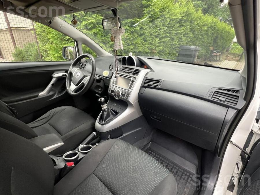 White Toyota Verso 2012 in Daugavpils, with an engine capacity of 2.00 L and mileage of 300 thousand km for 3990 €, photo 6 on AUTOMOTO.COM.LV