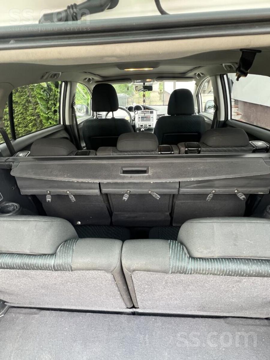 White Toyota Verso 2012 in Daugavpils, with an engine capacity of 2.00 L and mileage of 300 thousand km for 3990 €, photo 7 on AUTOMOTO.COM.LV