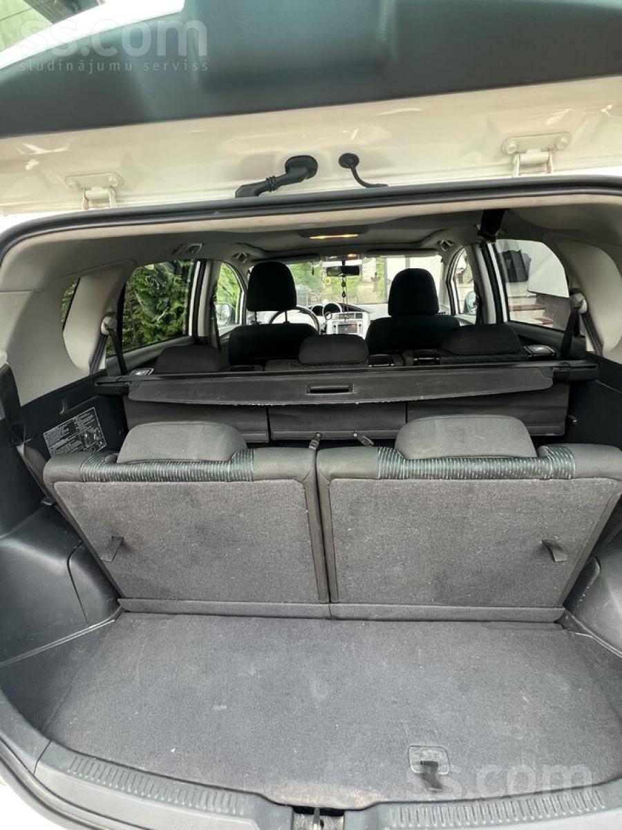 White Toyota Verso 2012 in Daugavpils, with an engine capacity of 2.00 L and mileage of 300 thousand km for 3990 €, photo 8 on AUTOMOTO.COM.LV