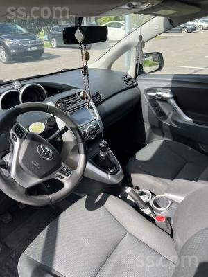 White Toyota Verso 2012 in Daugavpils, with an engine capacity of 2.00 L and mileage of 300 thousand km for 3990 €, photo 9 on AUTOMOTO.COM.LV