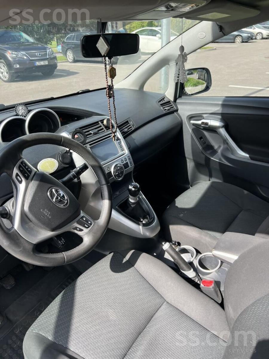 White Toyota Verso 2012 in Daugavpils, with an engine capacity of 2.00 L and mileage of 300 thousand km for 3990 €, photo 9 on AUTOMOTO.COM.LV
