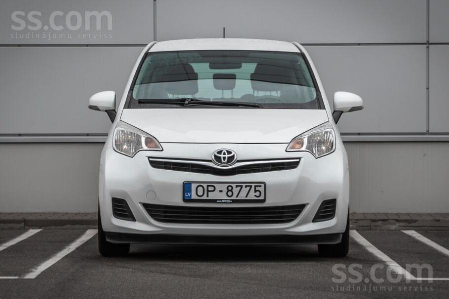 White Toyota Verso 2013 in Riga, with an engine capacity of 1.30 L and mileage of 193 thousand km for 5500 €, photo 3 on AUTOMOTO.COM.LV