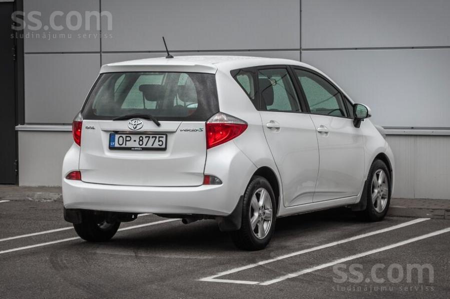 White Toyota Verso 2013 in Riga, with an engine capacity of 1.30 L and mileage of 193 thousand km for 5500 €, photo 5 on AUTOMOTO.COM.LV