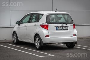 White Toyota Verso 2013 in Riga, with an engine capacity of 1.30 L and mileage of 193 thousand km for 5500 €, photo 7 on AUTOMOTO.COM.LV