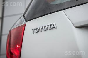 White Toyota Verso 2013 in Riga, with an engine capacity of 1.30 L and mileage of 193 thousand km for 5500 €, photo 8 on AUTOMOTO.COM.LV